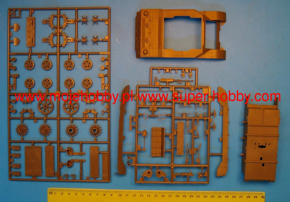 Tamiya 35313 1/35 Scale Us Light Tank M5A1 - Pursuit Operation W/4 Fig